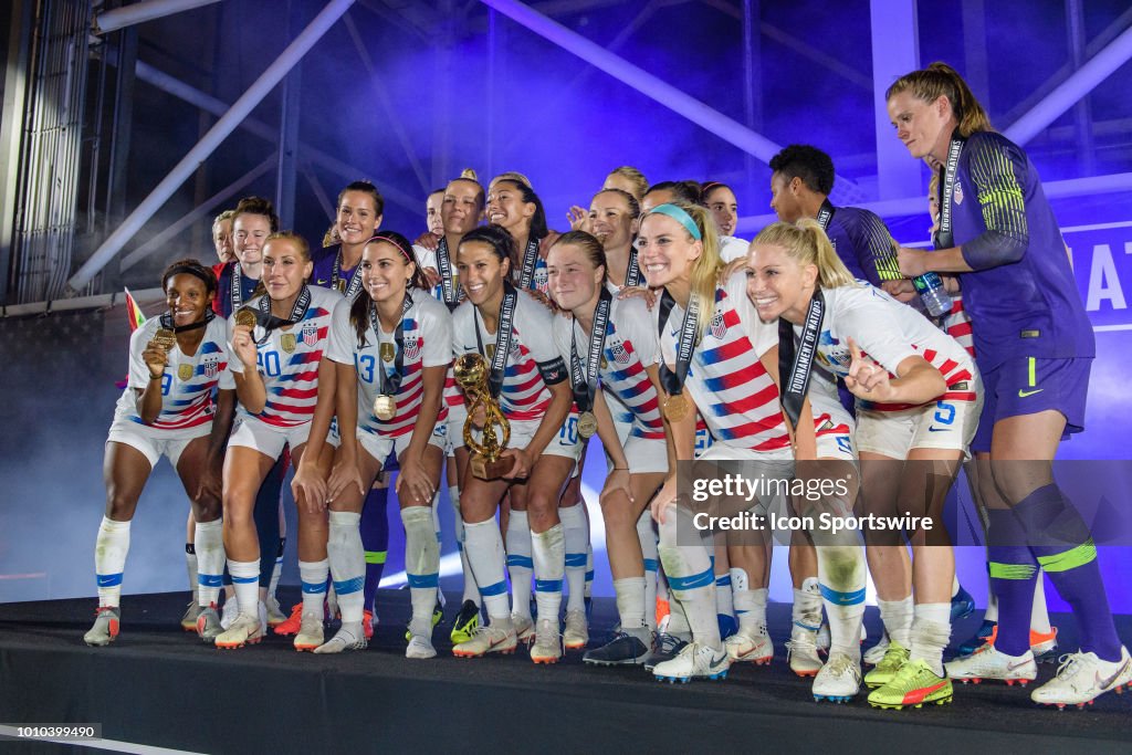 The U S Womens National Team Celebrates Winning The Tournament Of