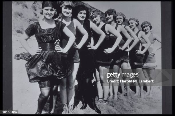 Vintage Beach Bathing Beauties Photos Et Images De Collection Getty