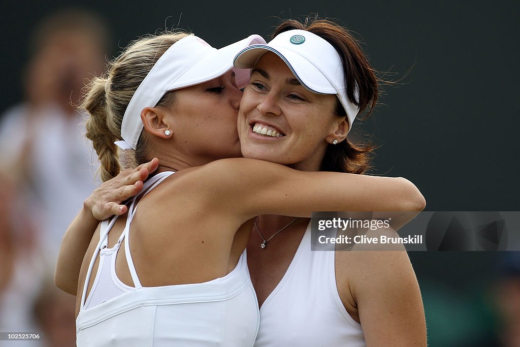 Anna Kournikova Of Russia Kisses Martina Hingis Of Switzerland During