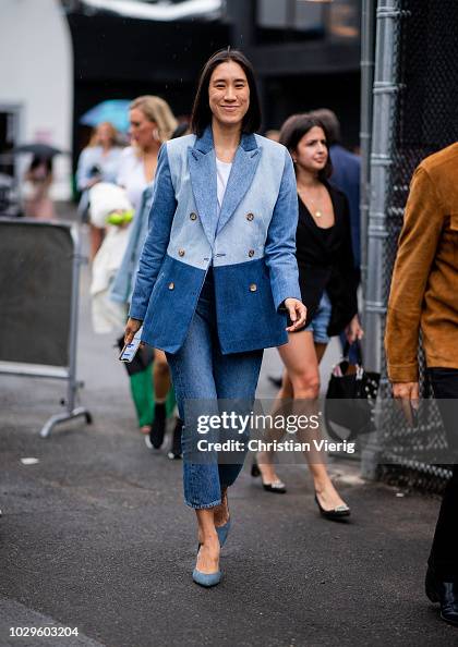 Eva Chen Wearing Denim Jeans And Blazer Seen Outside Brandon Maxwell Fotografía De Noticias
