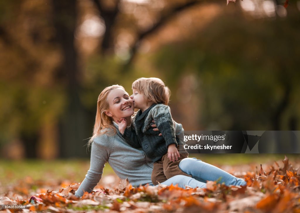 Fils Affectueux Baisers De Sa Mère À Lautomne Laisse Dans Le Parc Photo