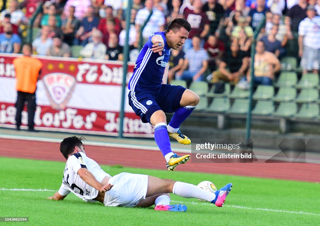David Haider Kamm Al-Azzawe von BFC Dynamo und Yevhen Konoplyanka von ... David Haider Kamm Al-Azzawe von BFC Dynamo und Yevhen Konoplyanka von ...