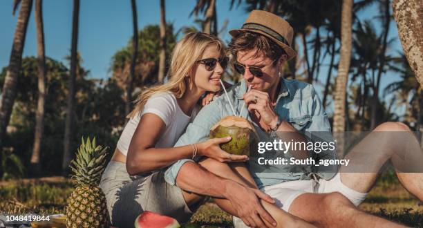Sipping Coconuts Photos et images de collection - Getty Images Sipping Coconuts Photos et images de collection - Getty Images