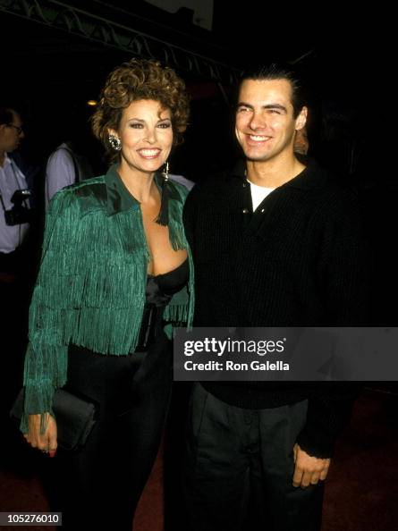 Raquel Welch And Son Damon Welch During Crocodile Dundee Ii Los Nachrichtenfoto Getty Images