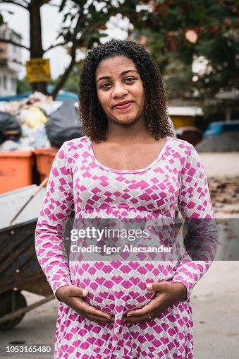 Portrait Dune Adolescente Brésilienne Enceinte Photo Getty Images