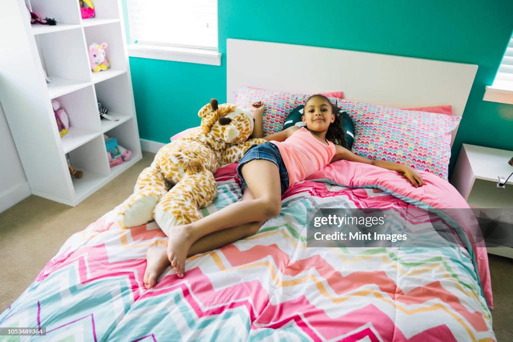 Tween Girl Relaxing On Her Bed In Her Bedroom Foto Stock Getty Images