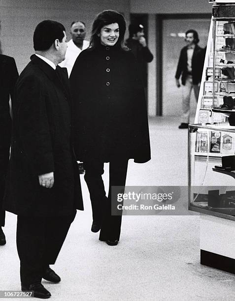 Jackie Kennedy Onassis Escorting Aristiotle Onassis To Jfk