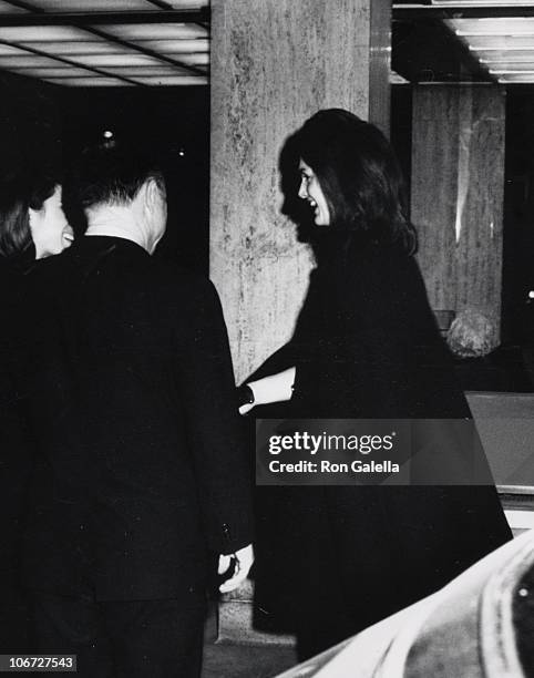 17 Jackie Kennedy Onassis Escorting Aristiotle Onassis To Jfk
