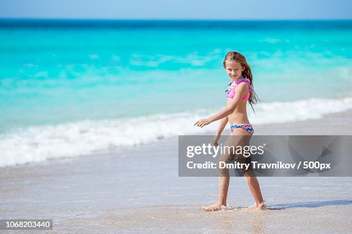 Girl On Beach Stock Foto Getty Images