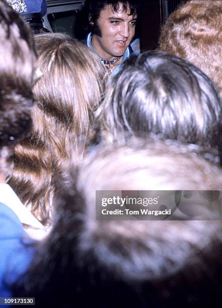 Elvis Presley Arrives At The Hilton Inn June 21 1973 Photos And Premium