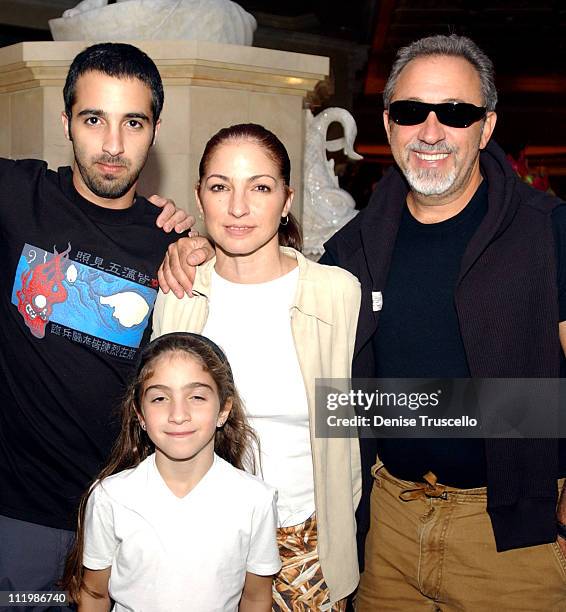 Gloria Estefan 2002 Photos And Premium High Res Pictures Getty Images