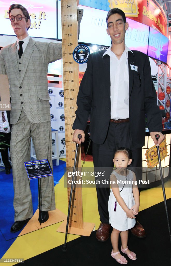 The Worlds Tallest Man Sultan Kosen Of Turkey Measuring 2 Meters Fotografia De Notícias