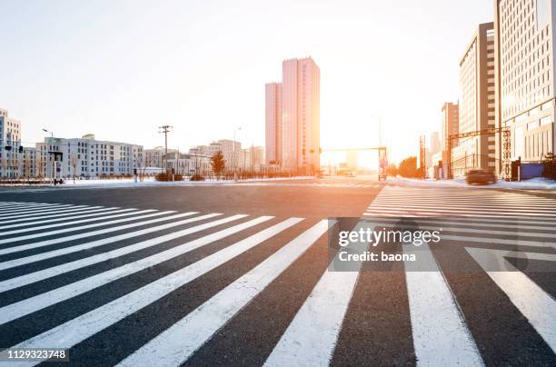 Zebra crossing and modern buildings in winter 이미지 (1129323748) - 게티이미지뱅크