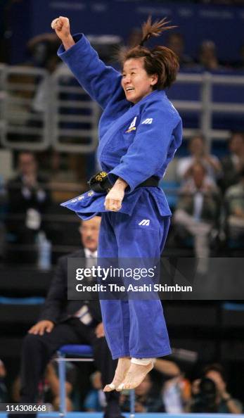 Ryoko Tani Of Japan Celebrates Winning The Gold Medal In The Womens