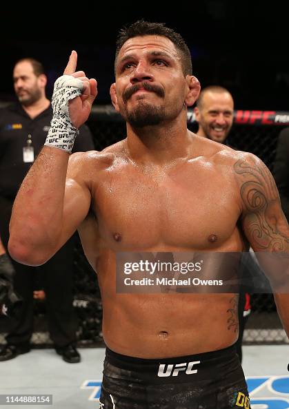 Rafael Dos Anjos Of Brazil Celebrates After His Submission Victory News Photo Getty Images