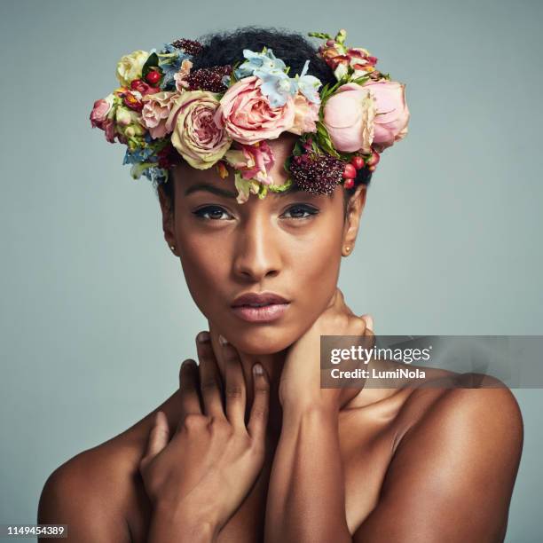 Black Woman Wearing Crown Fotografías E Imágenes De Stock Getty Images