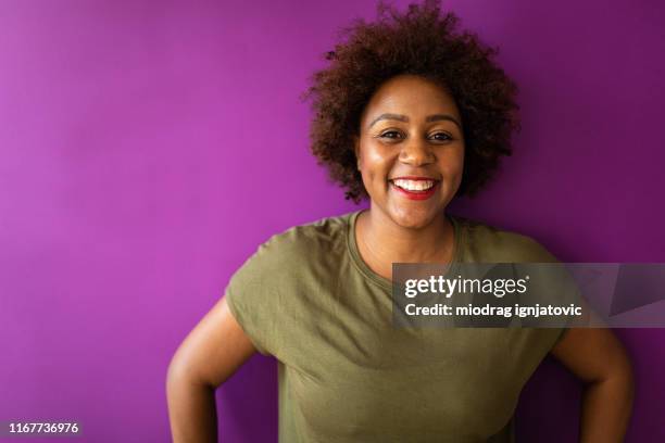 Beautiful Woman Purple Background Fotografias E Filmes Do Acervo