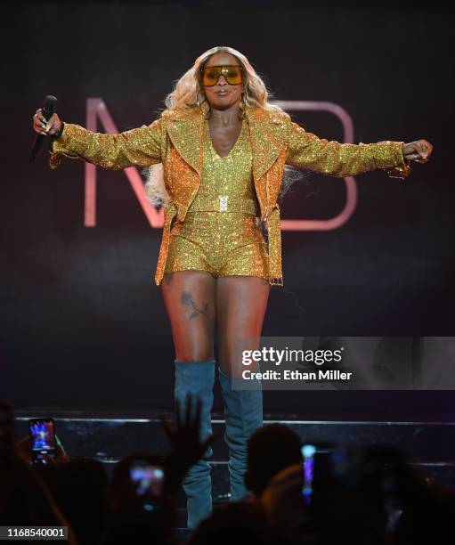 Mary J Blige And Sunglasses Photos And Premium High Res Pictures Getty Images