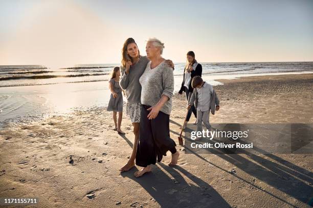 Mother Daughter Hug Beach Stockfotos En Beelden Getty Images