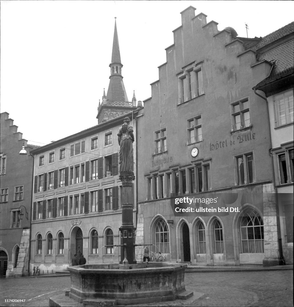 Biel, Burgplatz, Gerechtigkeitsbrunnen, Rathaus; 1951 News Photo ... Biel, Burgplatz, Gerechtigkeitsbrunnen, Rathaus; 1951 News Photo ...
