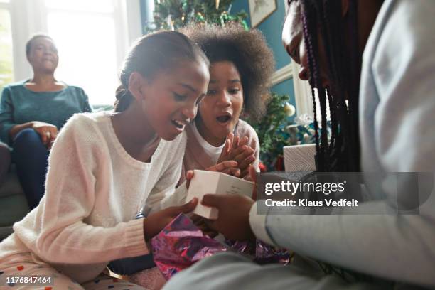Preteen Girls Surprised Fotografias E Filmes Do Acervo Getty Images