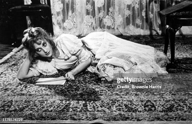 Carol Kane Photos And Premium High Res Pictures Getty Images