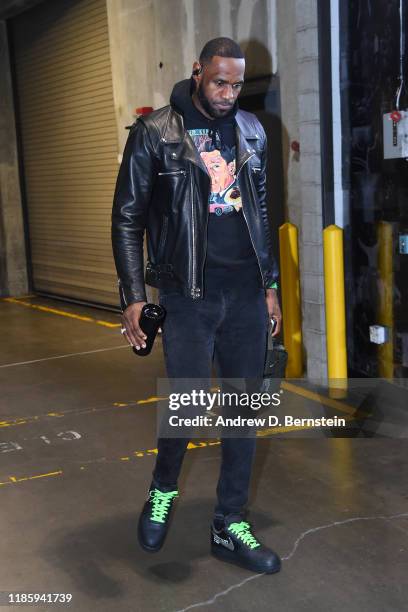 Lebron James Headphones Photos And Premium High Res Pictures Getty Images