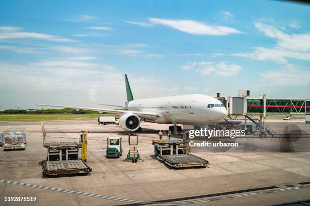 Plane on airport Terminal 이미지 (1192875519) - 게티이미지뱅크