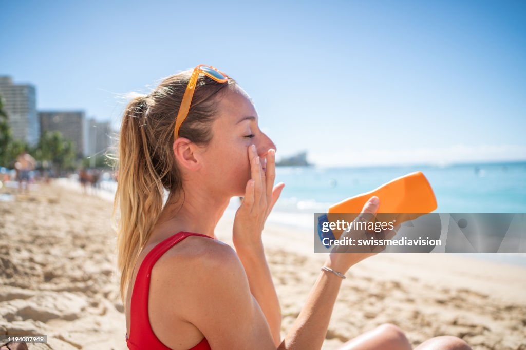 Woman On Beach Applying Sunscreen Foto De Stock Getty Images