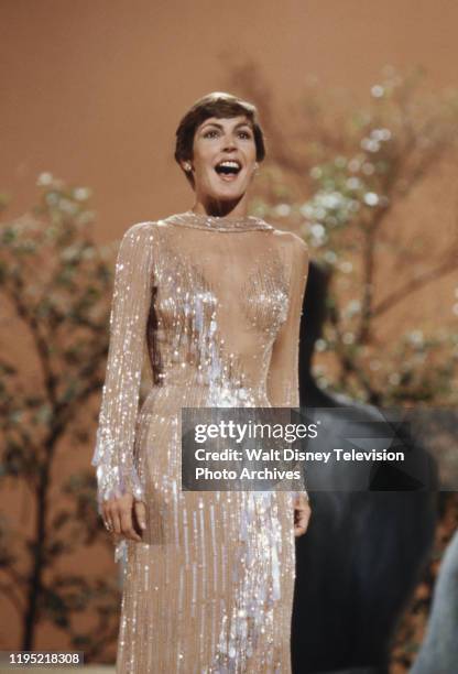 Helen Reddy Photos Photos And Premium High Res Pictures Getty Images