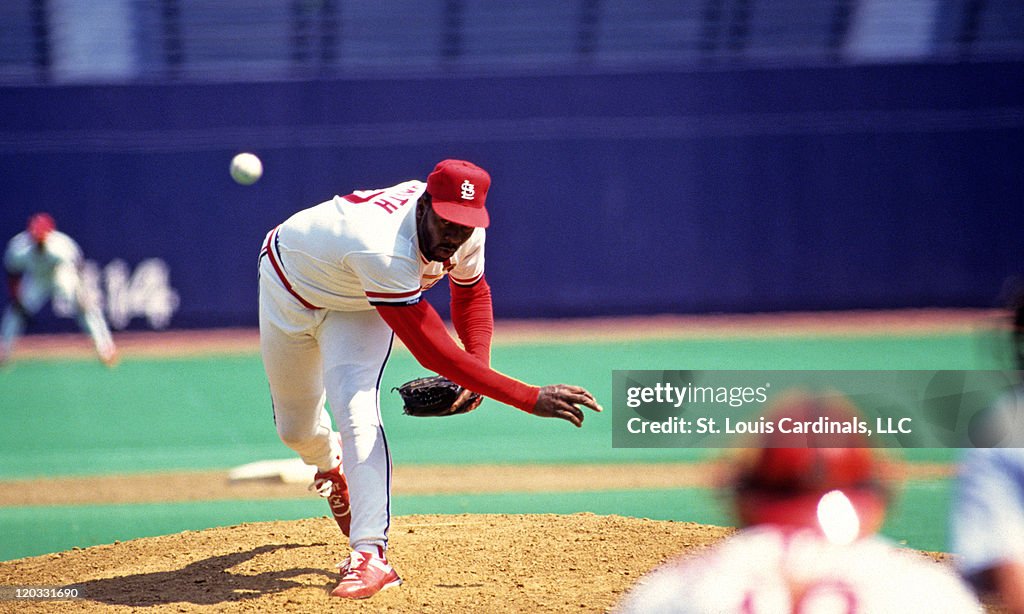 Cardinals Relief Pitcher Lee Smith Delivers A Pitch During A Game