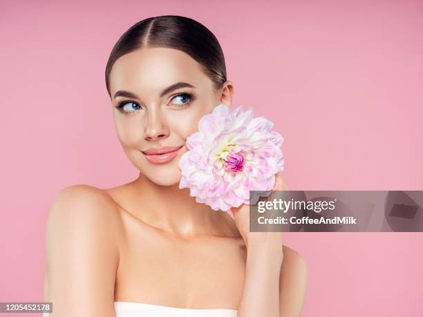 Beautiful Woman Face Pink Fotografias E Filmes Do Acervo Getty Images