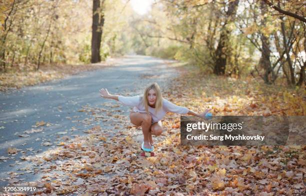 Barefoot Forest Woman Foto E Immagini Stock Getty Images