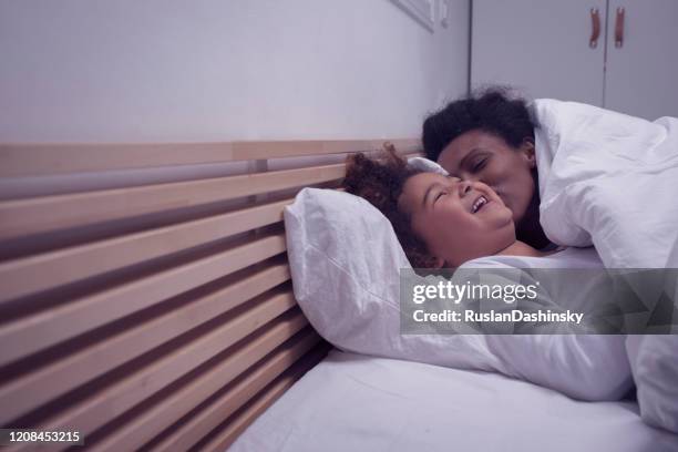 Bed Tickling Fotografias E Filmes Do Acervo Getty Images