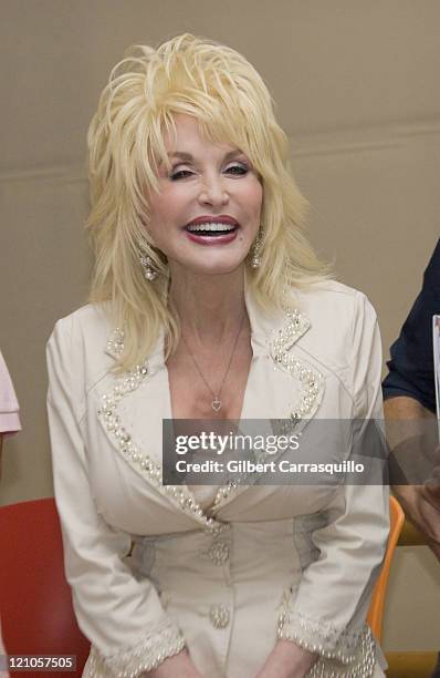 Dolly Parton Press Photos And Premium High Res Pictures Getty Images