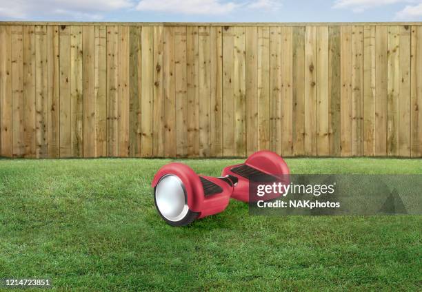 Hoverboard in a backyard with fence & grass 이미지 (1214723851) - 게티이미지뱅크
