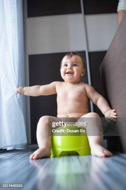 Potty Pee Pee Girl Stock-Fotos und Bilder - Getty Images Potty Pee Pee Girl Stock-Fotos und Bilder - Getty Images