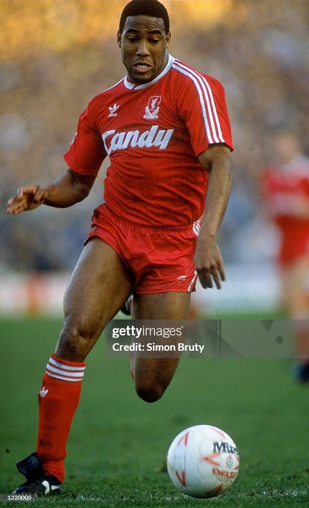 John Barnes Of Liverpool In Action During The Barclays League Fotografía De Noticias Getty