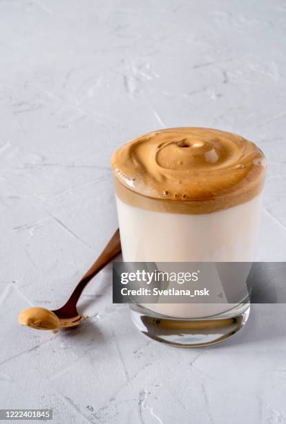 Dalgona Coffee. Milk topped with whipped instant coffee. 이미지 ...