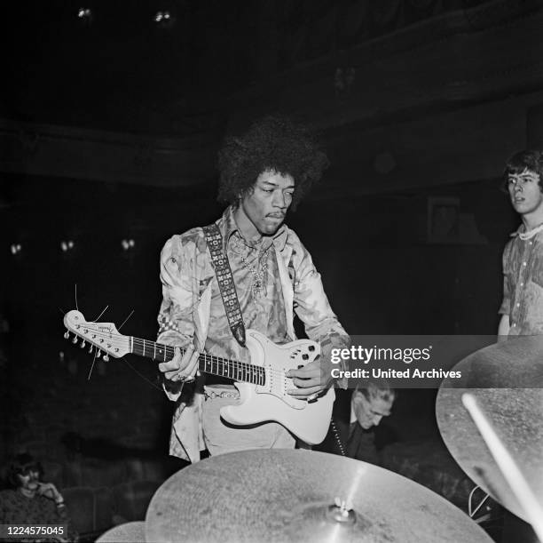 Jimi Hendrix 1967 Photos and Premium High Res Pictures - Getty Images Jimi Hendrix 1967 Photos and Premium High Res Pictures - Getty Images