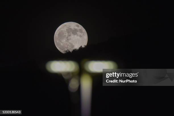 Super Moon 2021 Photos And Premium High Res Pictures Getty Images