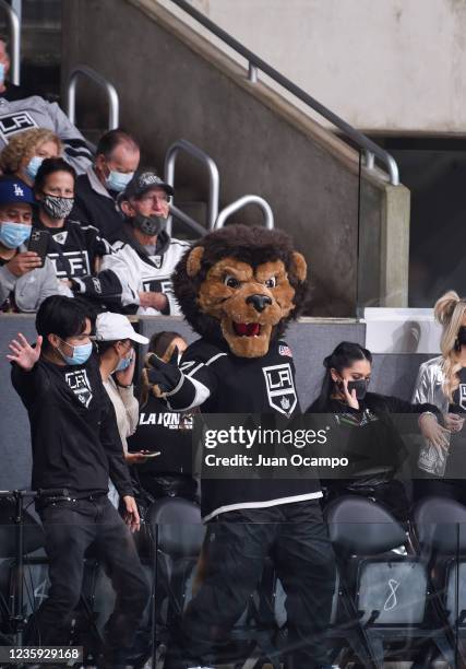 La Kings Mascot Photos And Premium High Res Pictures Getty Images