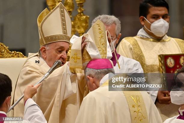 Pope Francis Mitre Photos and Premium High Res Pictures - Getty Images Pope Francis Mitre Photos and Premium High Res Pictures - Getty Images