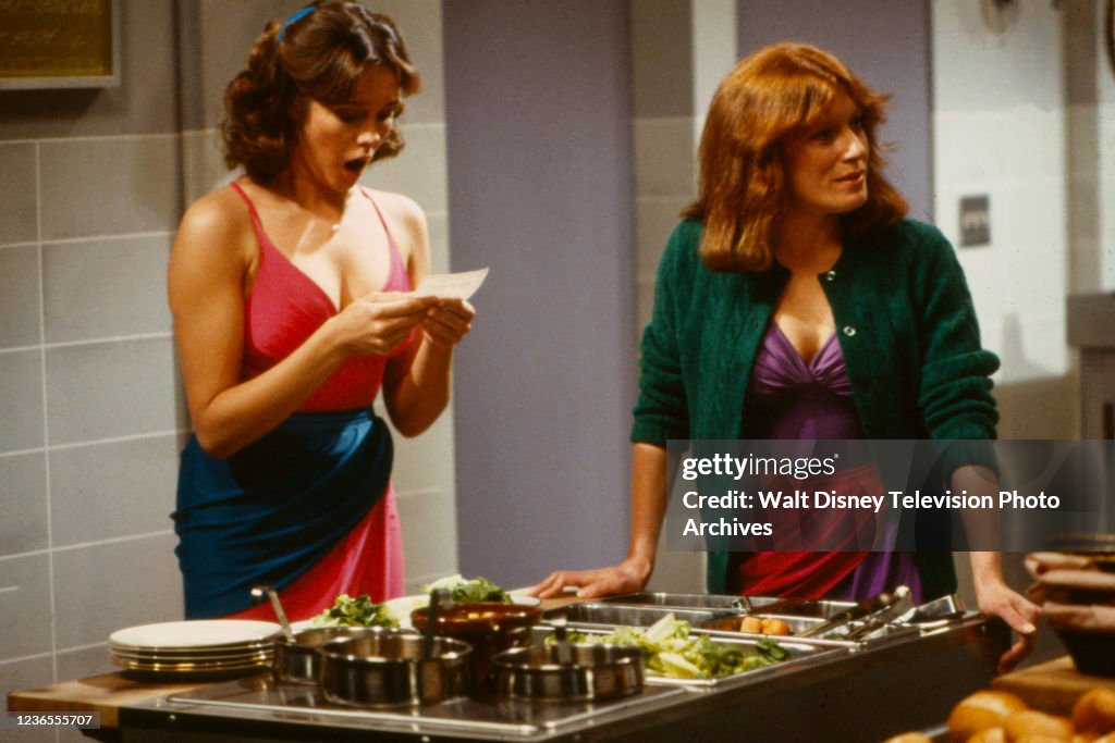 Wendy Schaal Barrie Youngfellow Appearing In The Abc Tv Series Its News Photo Getty Images