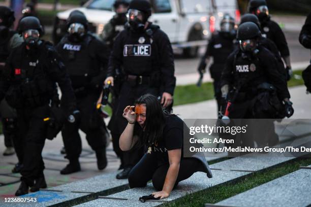Woman Pepper Spray Man Photos Et Images De Collection Getty Images