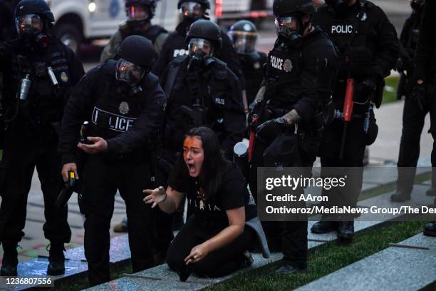Woman Pepper Spray Man Photos Et Images De Collection Getty Images
