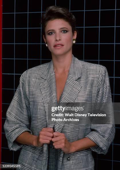 Mimi Rogers Promotional Photo For The Abc Tv Series Paper Dolls News