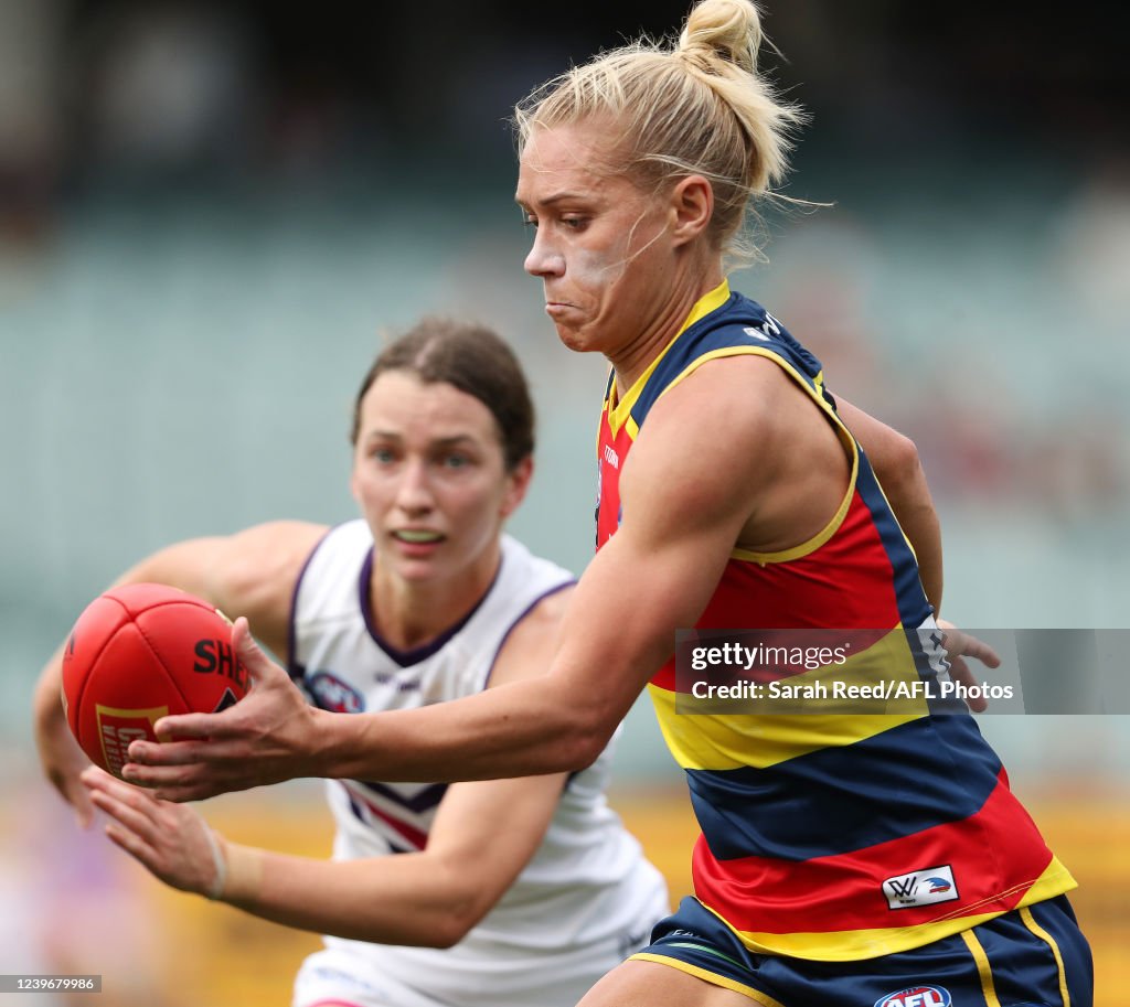 Erin Phillips Of The Crows During The 2022 Afl Round 03 Match Between