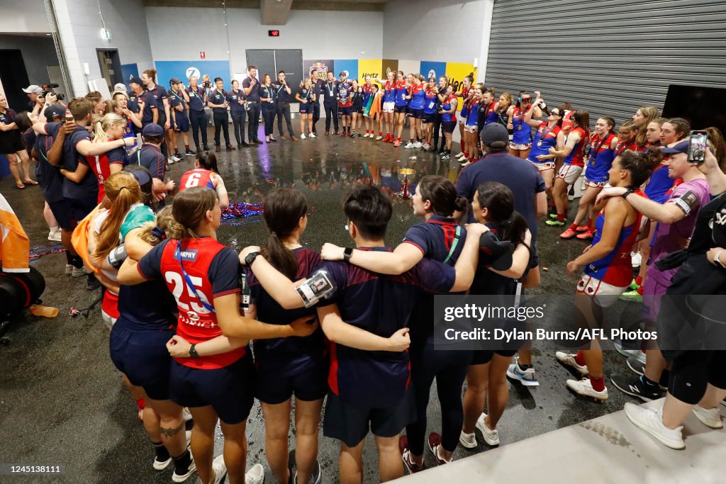 The Demons Sing The Team Song During The 2022 Aflw Season 7 Grand