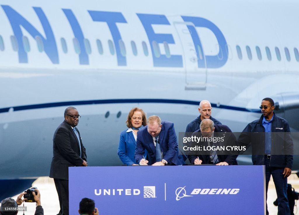 United Airlines Ceo Scott Kirby And Boeing Ceo David Calhoun Sign An